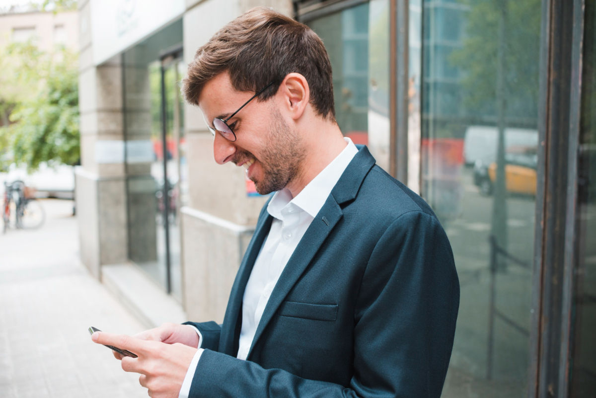 Make a Resume on Phone | Best Mobile Apps & Templates 2025